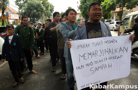 Merasa Tak Diperhatikan Pemerintah, Tunanetra Bandung Jalan Mundur ...